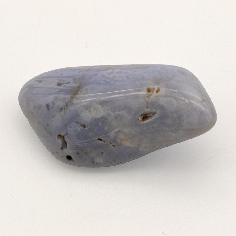 Pierre roulée en calcédoine bleue.